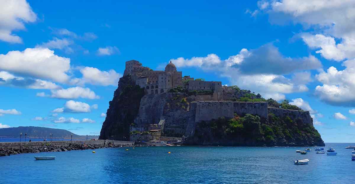vacanza in barca a vela navigando tra le perle del golfo di Napoli